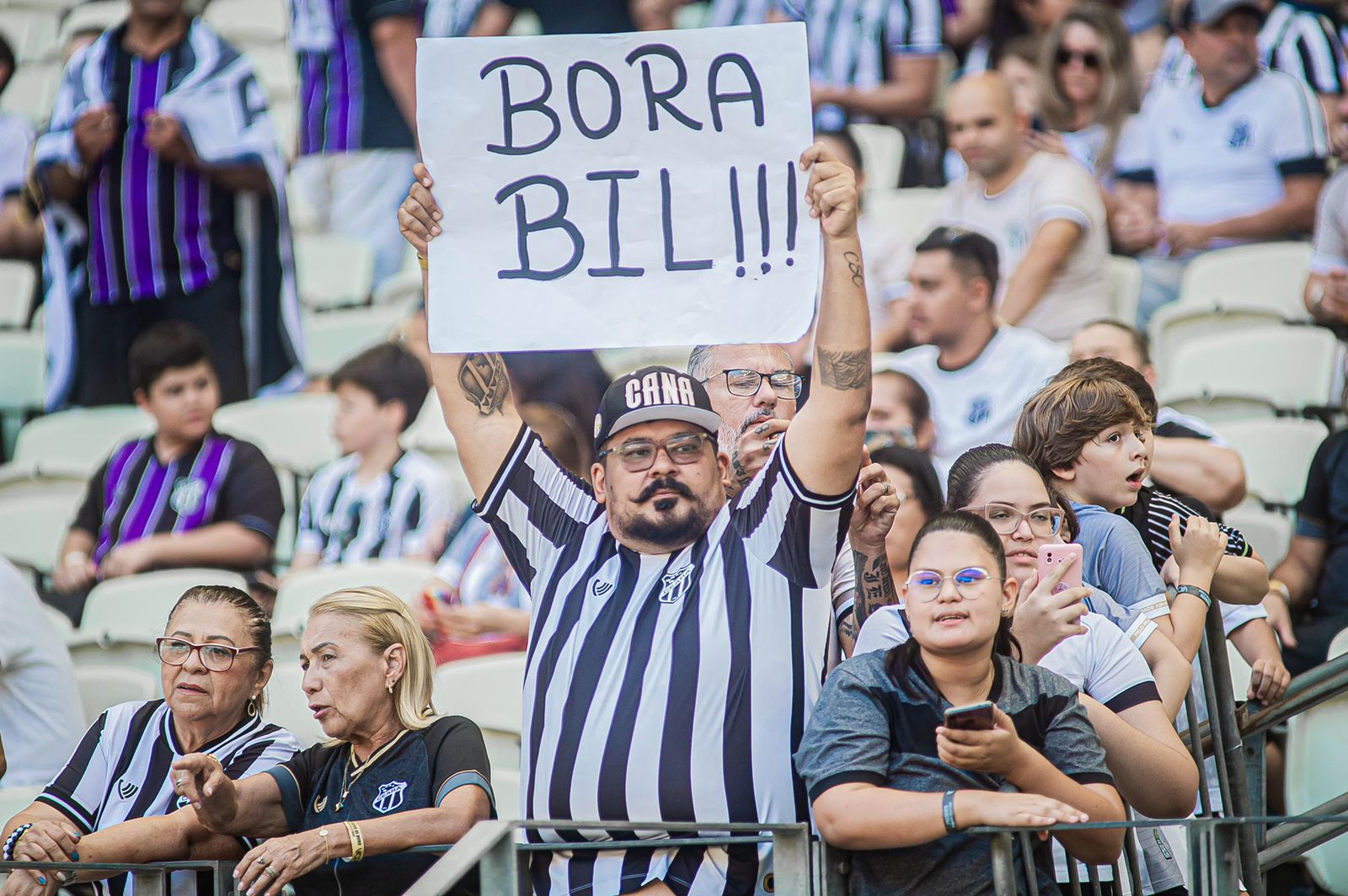 BORA BILL! Torcedor do Ceará leve famoso meme à Arena Castelão